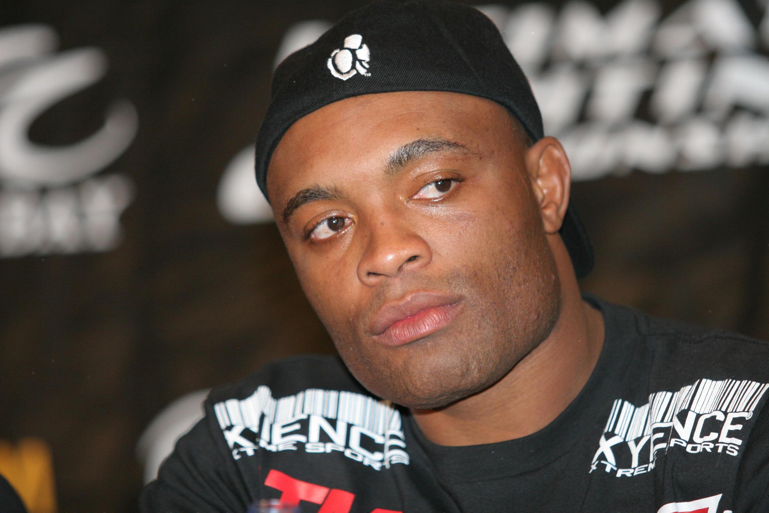 Anderson Silva volta após 2 anos, perde e se afasta de cinturão do UFC