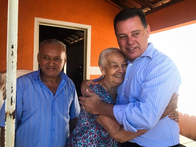 Em Santa Fé, Marconi visita dona Anésia, de 85 anos, pioneira do município