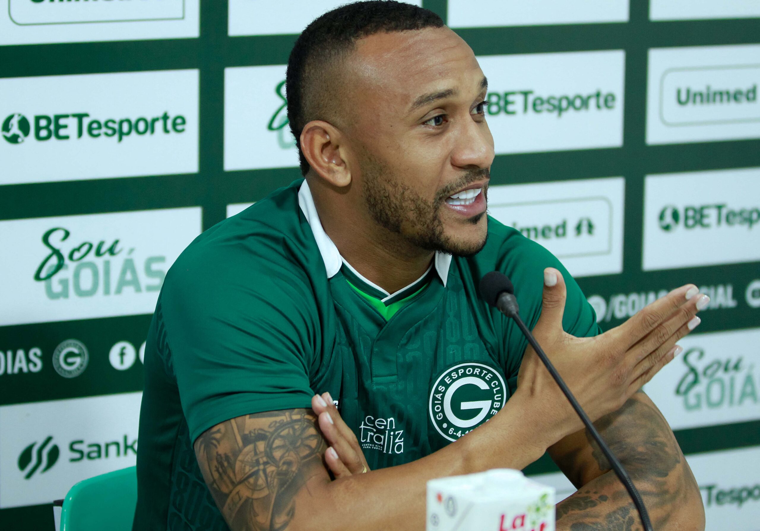 Ángelo Rodriguez é apresentado no Goiás com objetivo de resolver a ...