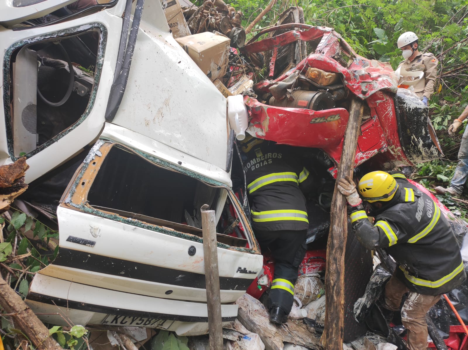 Acidente na GO-164 deixa dois mortos e feridos em colisão com caminhão carregado de defensivos ...