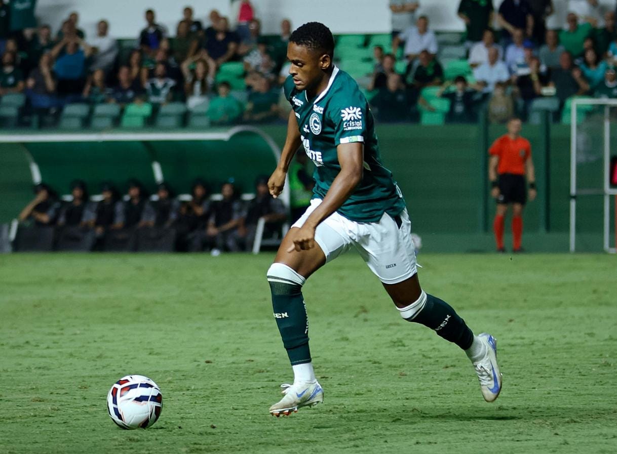 Atacante Jajá celebra seu primeiro gol com a camisa do Goiás