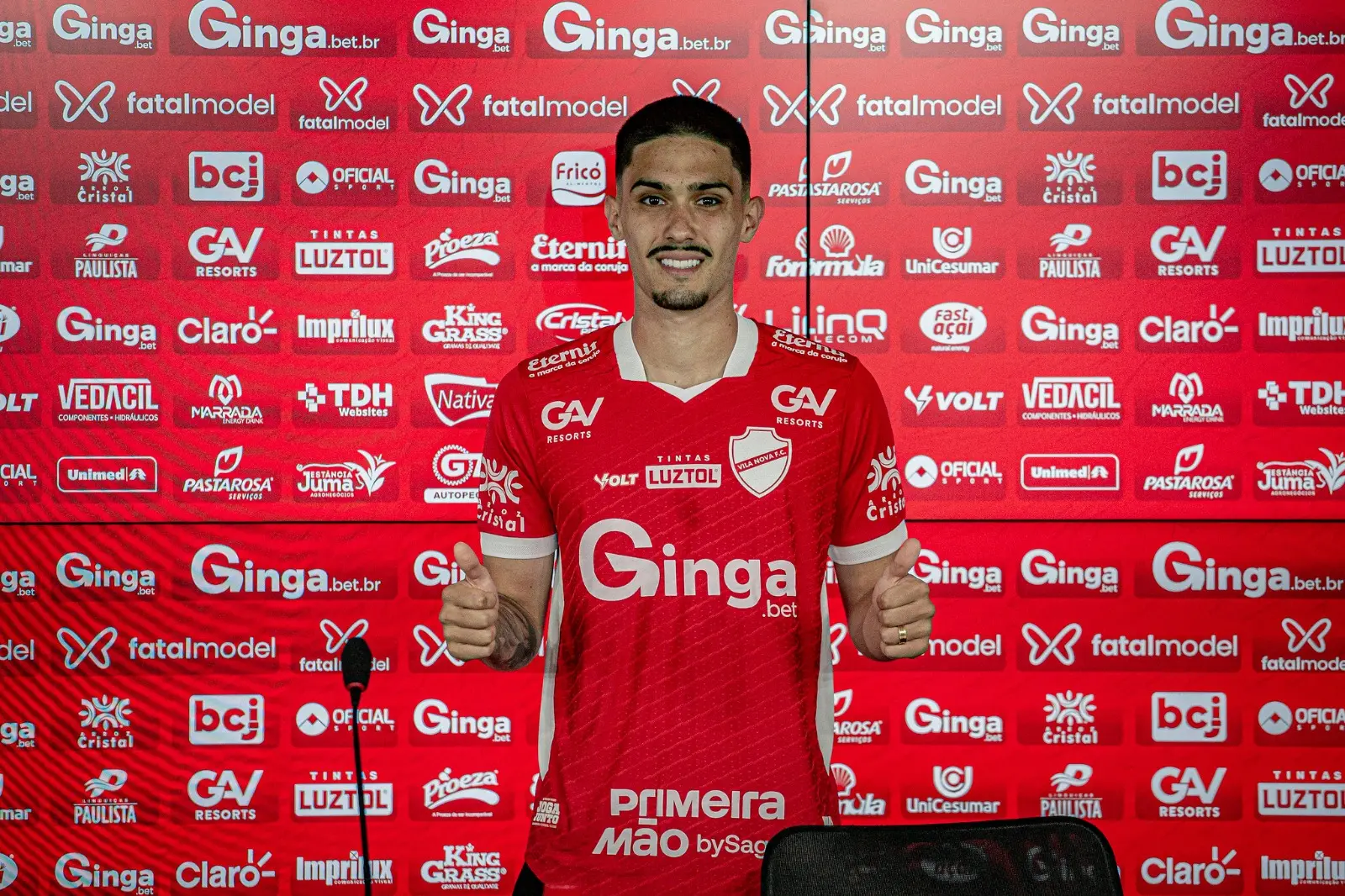 Enzo é apresentado no Vila e promete escrever a própria história